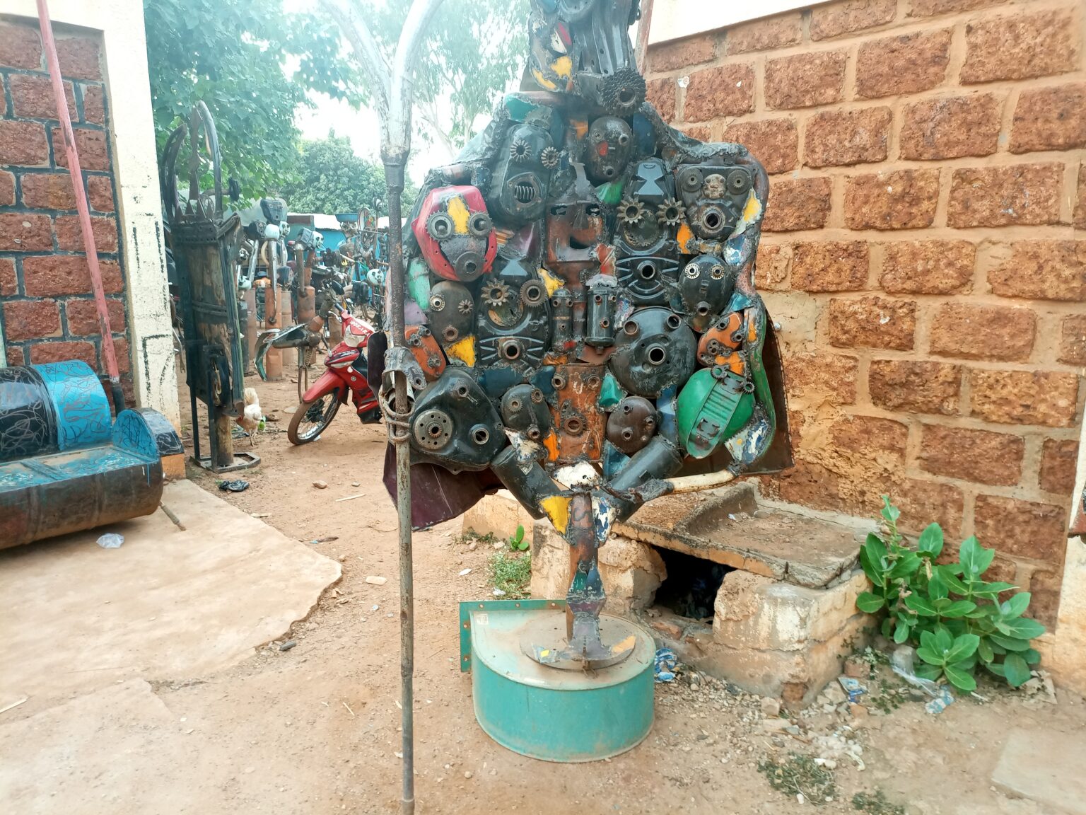 Sahab Koanda, l’artiste qui "mange'' dans les poubelles - Studio Yafa ...