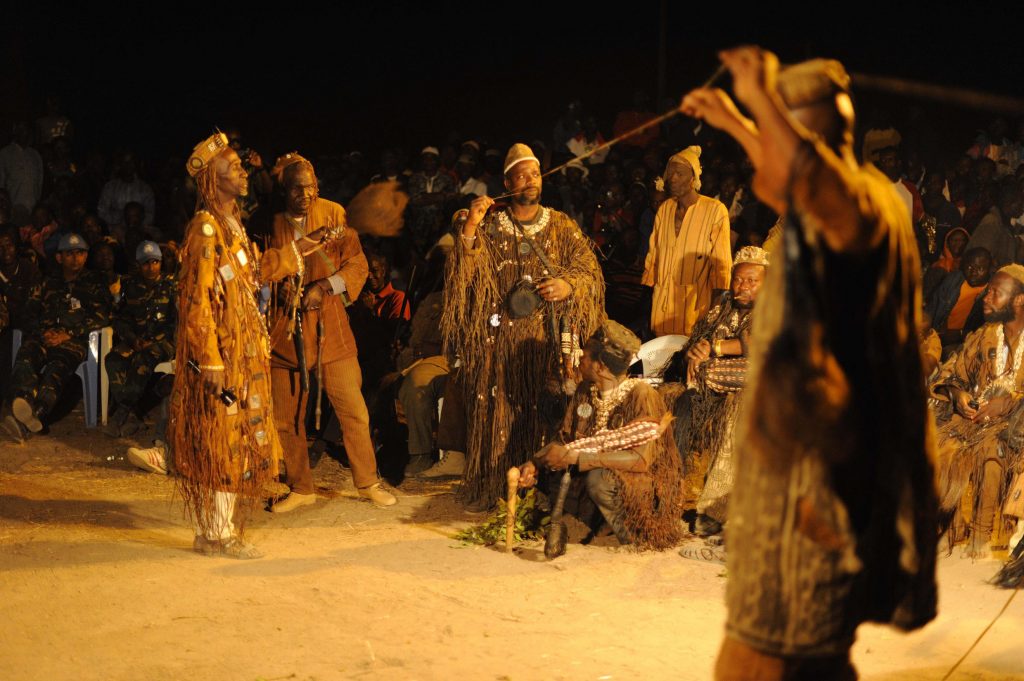 Confrérie Dozo des ballets : des jeunes en quête de pouvoirs mystiques ...